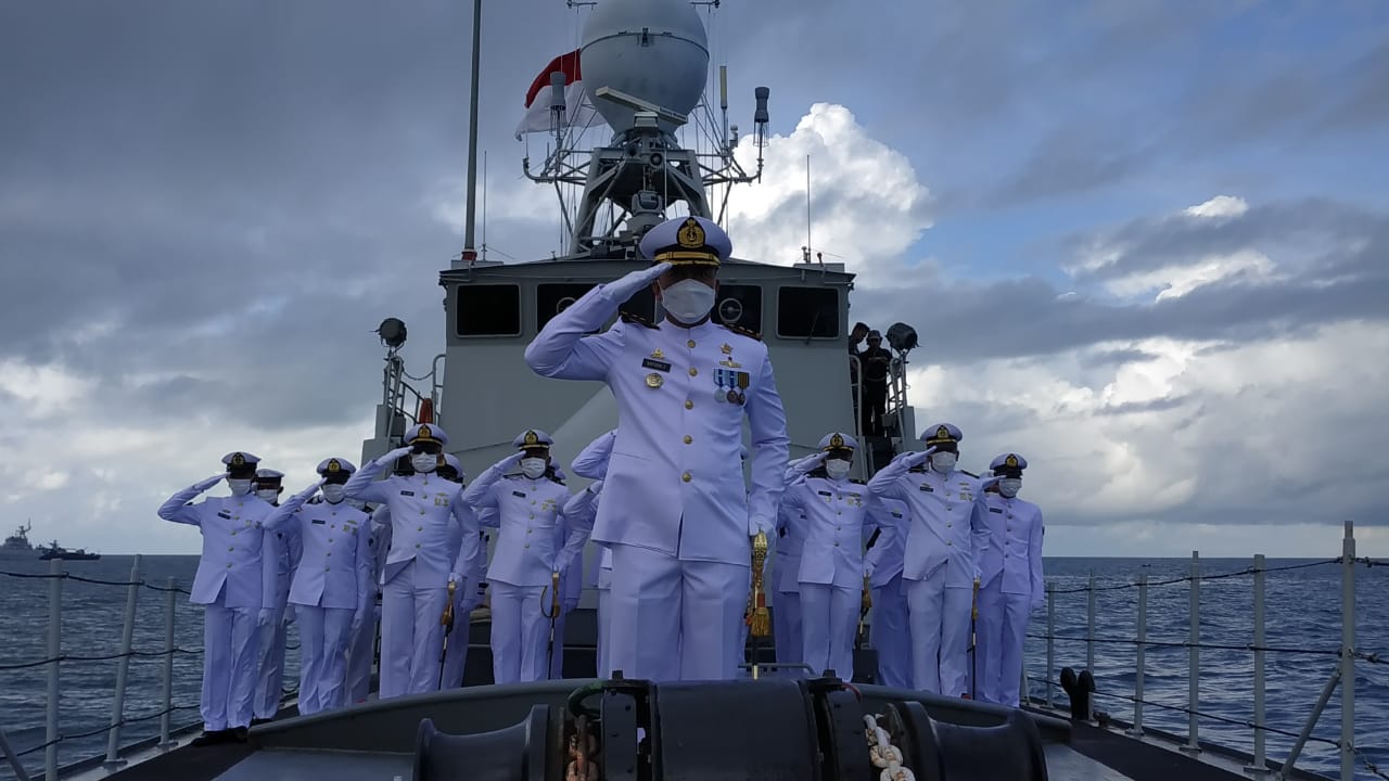 HUT Kemerdekaan RI Ke - 77, Dua KRI AJAK dan KRI NUKU Gelar Upacara ...