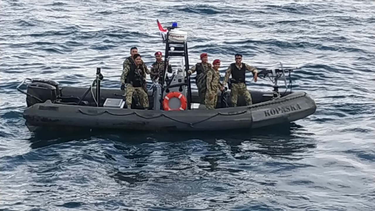 HUT Kemerdekaan RI Ke - 77, Dua KRI AJAK dan KRI NUKU Gelar Upacara ...